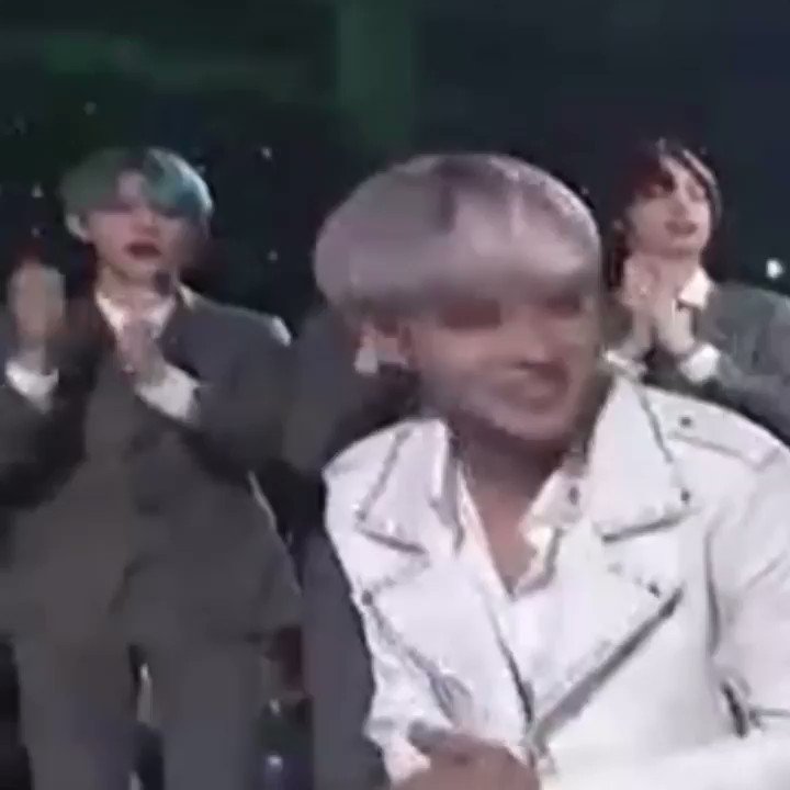 최연준 비디오 On Twitter 친구분 수상 축하해주는 연준이👏🏻👏🏻 눈인사 하는 거ㅠㅠ