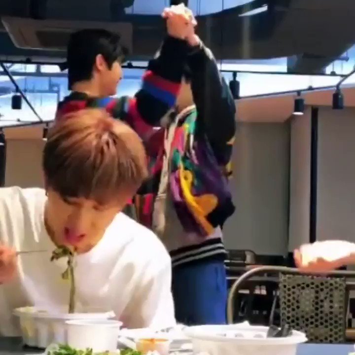 han loops on Twitter: "jisung dancing with jeongin https://t.co/kkz18etimM" / Twitter