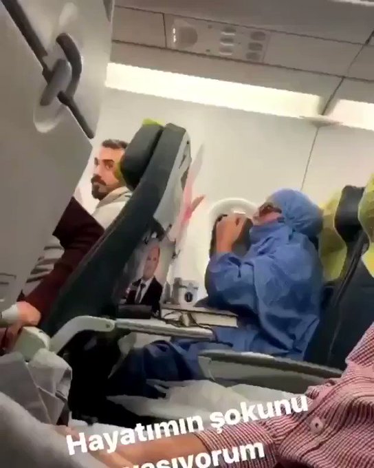 شاهد مسنة تركية تشعل “سيجارة” داخل طائرة وردة فعل صادمة حين حاول