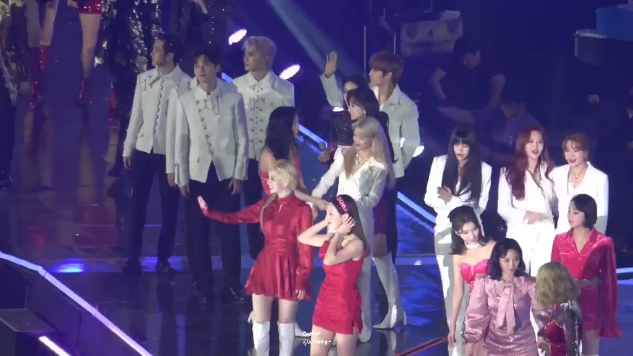 oneday suddenly on Twitter: "191225 SBS 가요대전 - Ending 중 🐢🐶🐯🐰🦊 러브들이 어디있나🤔 저어어어기 있네!!! #뉴이스트 ...