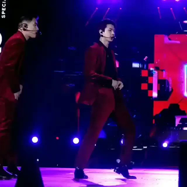 suleen ★🍂L𝒜St sCenE 🎬‾᷄ ⁻̫ ‾᷅ on Twitter: "EXO Performing Love Shot in Red Velvet Suit They Look ...