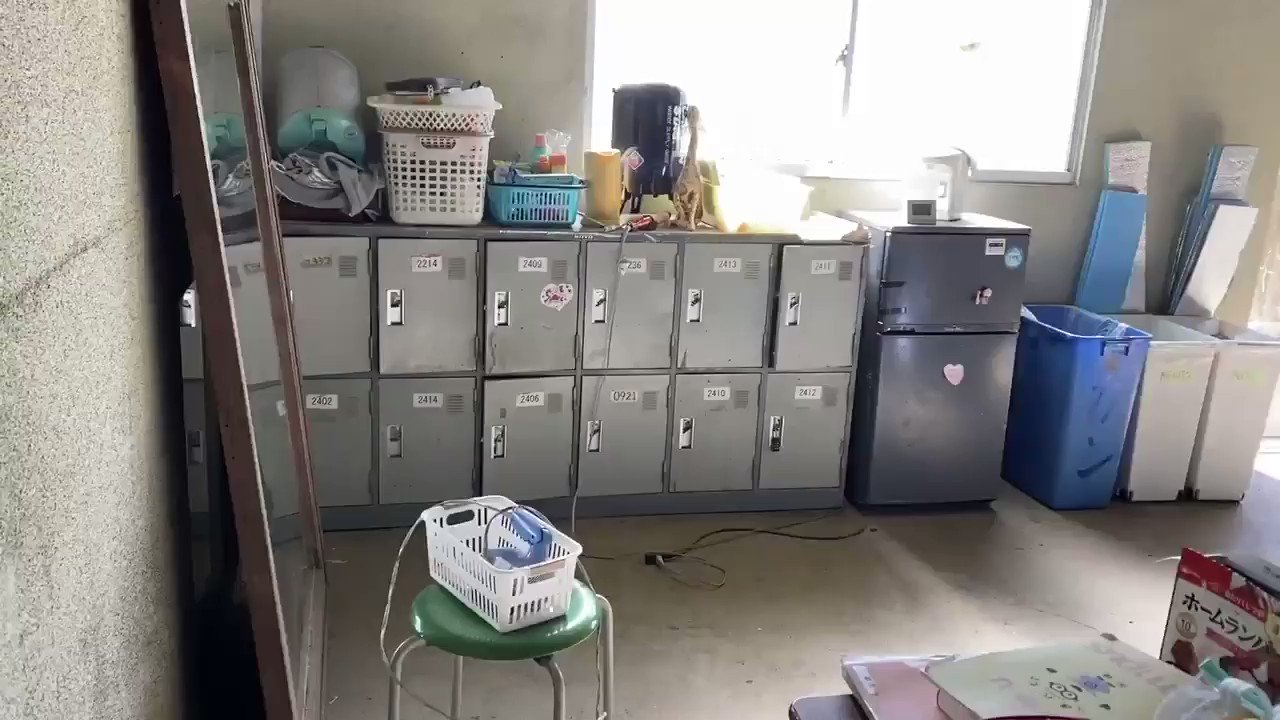 沼東水泳部 【𝐍𝐇𝐊𝐒𝐖𝐈𝐌】 On Twitter 水泳部自慢の部室です！！🧚‍♀️ 広さと充実度ナンバーワン！ ロッカー、全身鏡、冷蔵