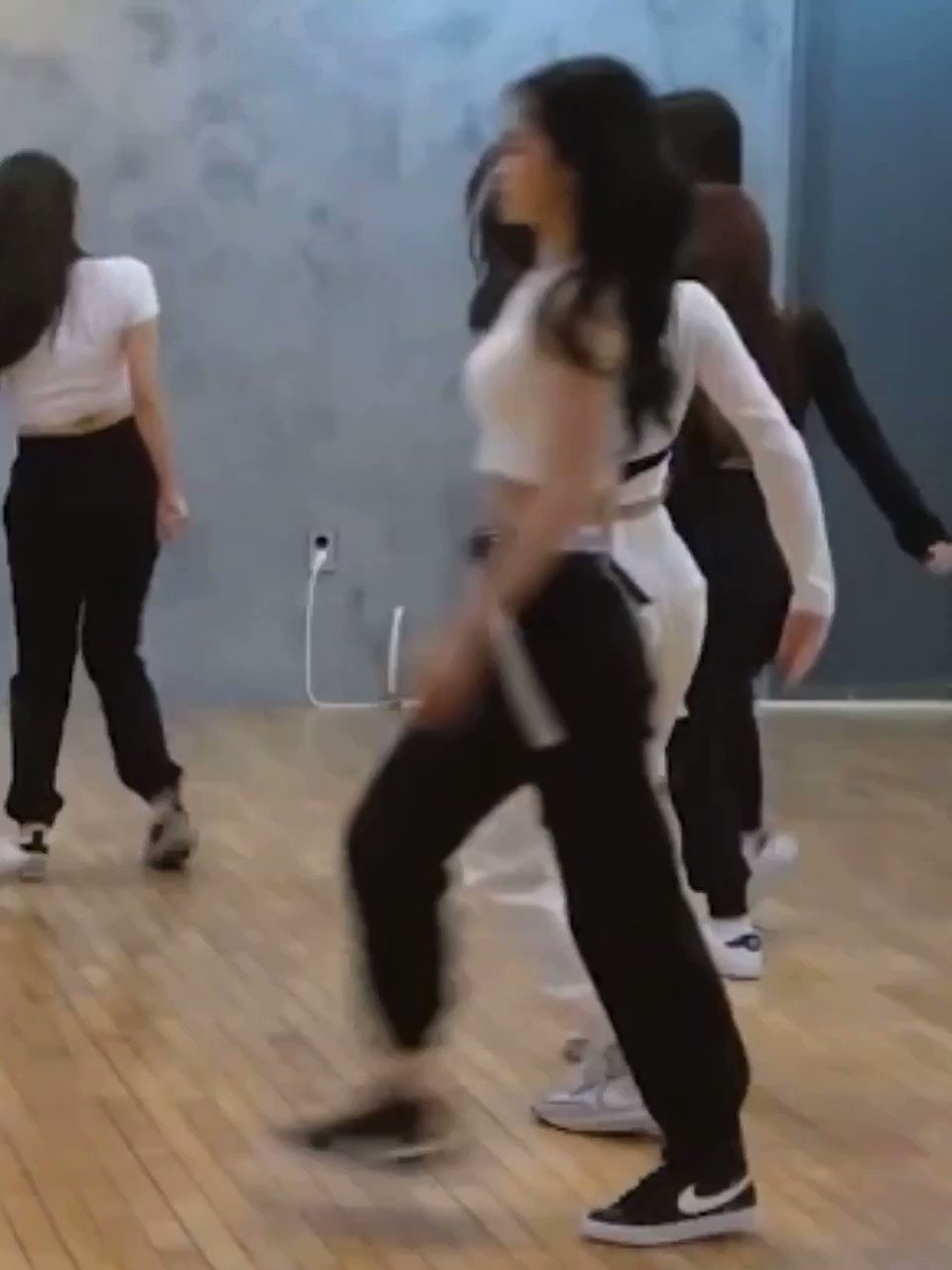 chaewon loops on Twitter: "panorama chaewon- dance practice ver. https://t.co/OBuj7Do8Ab" / Twitter