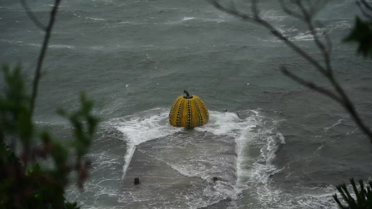 直島のシンボル・草間彌生の「南瓜」が台風9号の影響で海に流されてしまう Togetter [トゥギャッター]