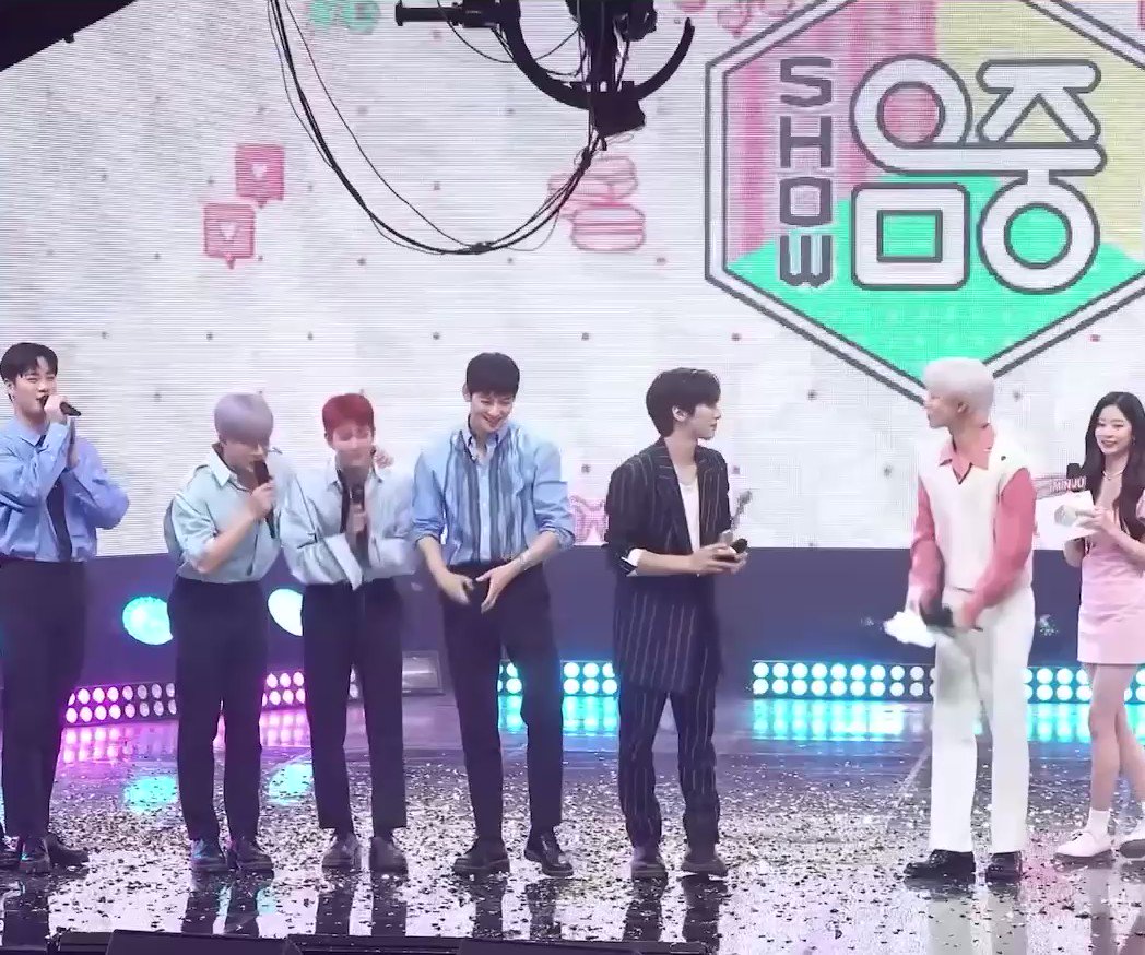 정우🍭 on Twitter: "Jungwoo greeted and patted Rocky and Moonbin! My 98line😭 and he seemed to know ...