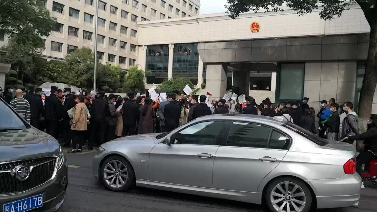 王晶🇺🇸 On Twitter 近日，湖北武汉市政府门前，金融难民手举白纸黑字、喊话维权，被大批警察站圈包围。视频拍摄者被警察发现后，立即