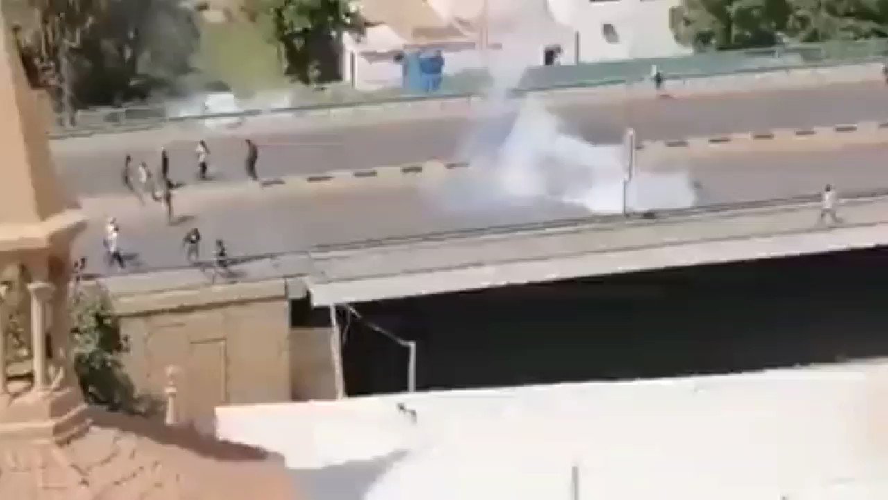 Kinsleyhub On Twitter السودان الشرطة السودانية تطلق الغاز المسيل