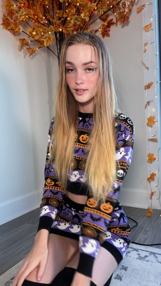 Real College Girls On Twitter Trick Or Treat Does My Pussy Look Sweet Enough To Eat