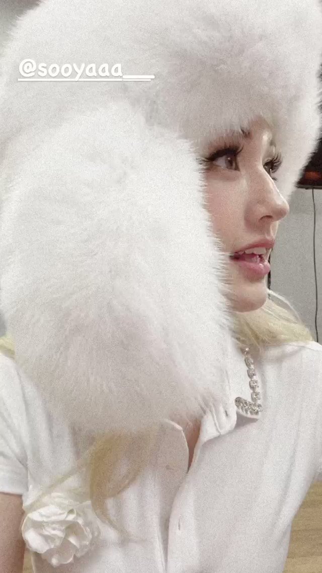 Jisoo supporting Somi 🐰🤍 𝐽𝐽 @official_jensoo