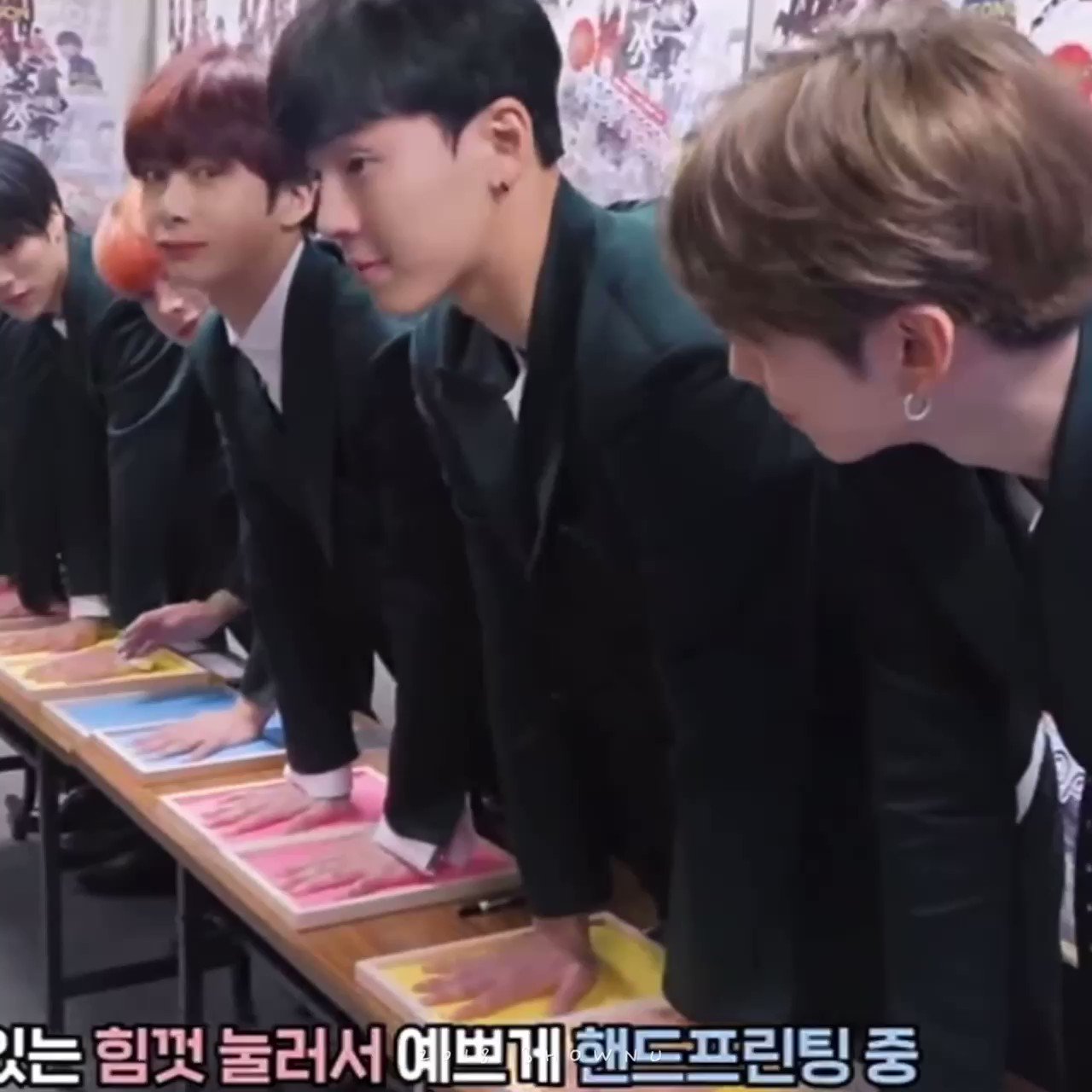 2018셔누 on Twitter: "180210 셔누 주헌 하얀소녀 무릎꿇 https://t.co/BLcgYvHZbw" / Twitter