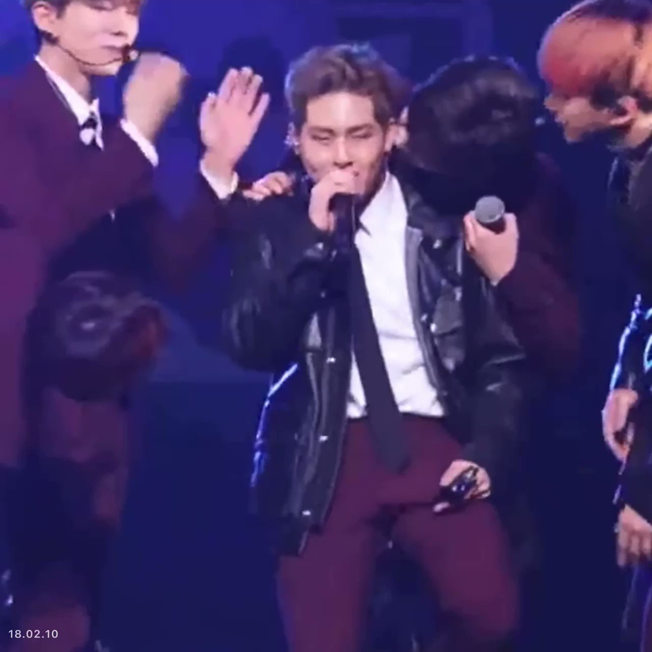 2018셔누 on Twitter: "180210 셔누 주헌 하얀소녀 무릎꿇 https://t.co/BLcgYvHZbw" / Twitter