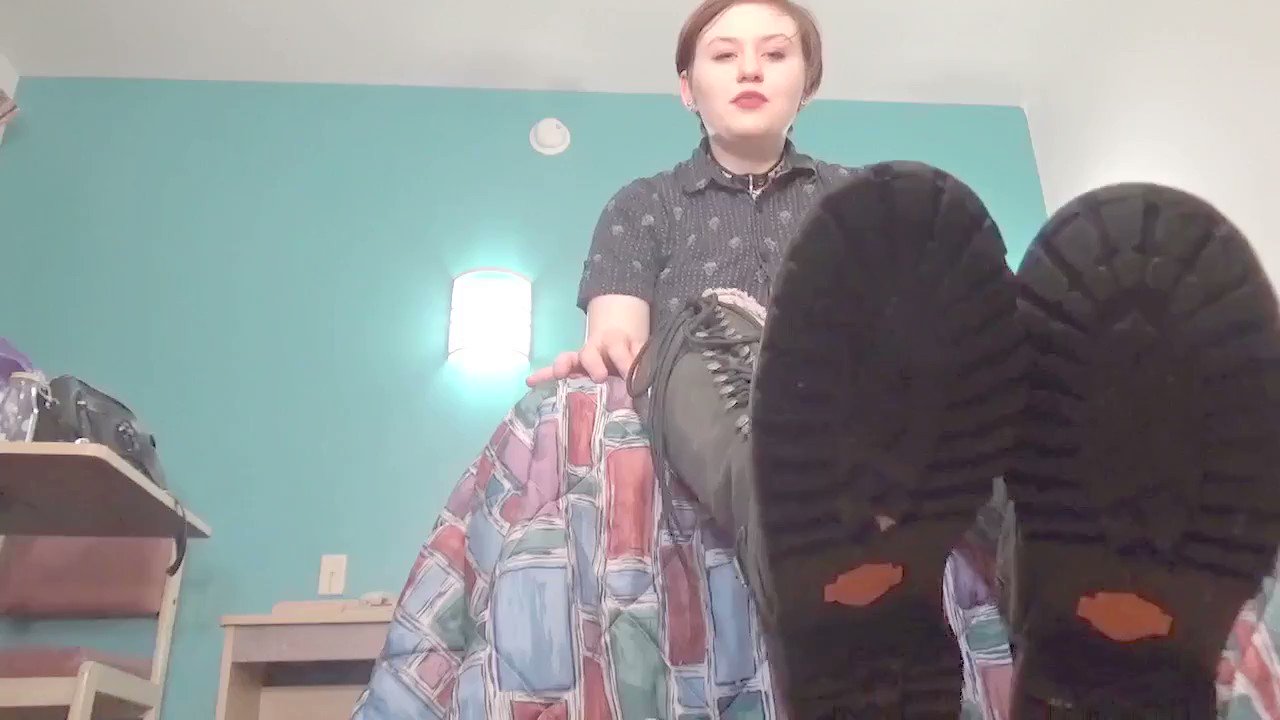 Thotalert💦viviana Blackcurvyelvishgirl On Twitter Just Sold Boot Worship Joi