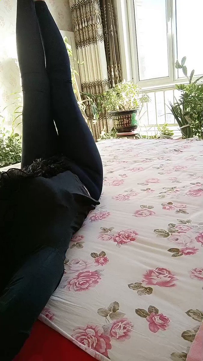 #熟女 #打底裤 #紧身裤 熟女又发骚了 躺在床上翘腿 真想把她腿掰开 我爱美熟女 Lklcookie