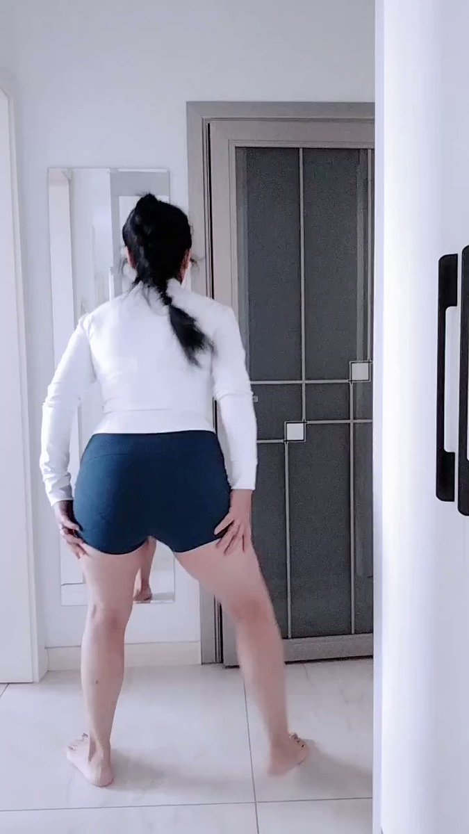 ＃熟女 ＃短裤 骚货熟女在家锻炼 真想躺床上让她坐 我爱美熟女 @lkl_cookie