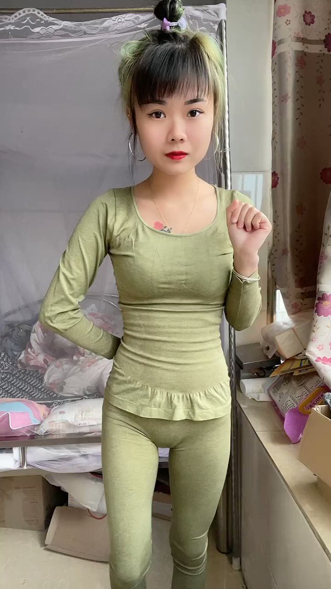 #社会小妹 #精神小妹 #小太妹 #紧身裤 精神小妹腿缝真宽 B缝也宽 一看就是个骚货 我爱美熟女 Lklcookie