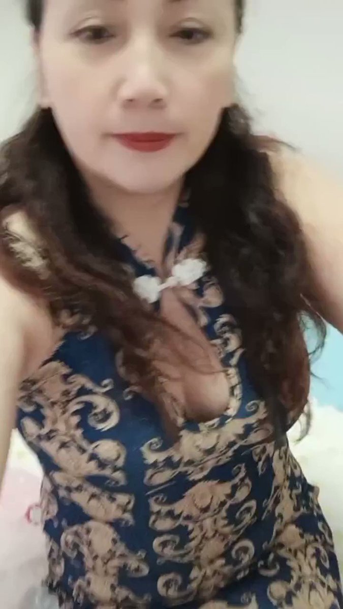 熟女 包臀裙 丝袜 黑丝 微胖熟女穿的挺性感 胸挺好看,真白 想把她丝袜撕碎 吮吸她雪白的大胸 熟女 包臀裙 丝袜 黑丝 我爱美熟女 Lklcookie
