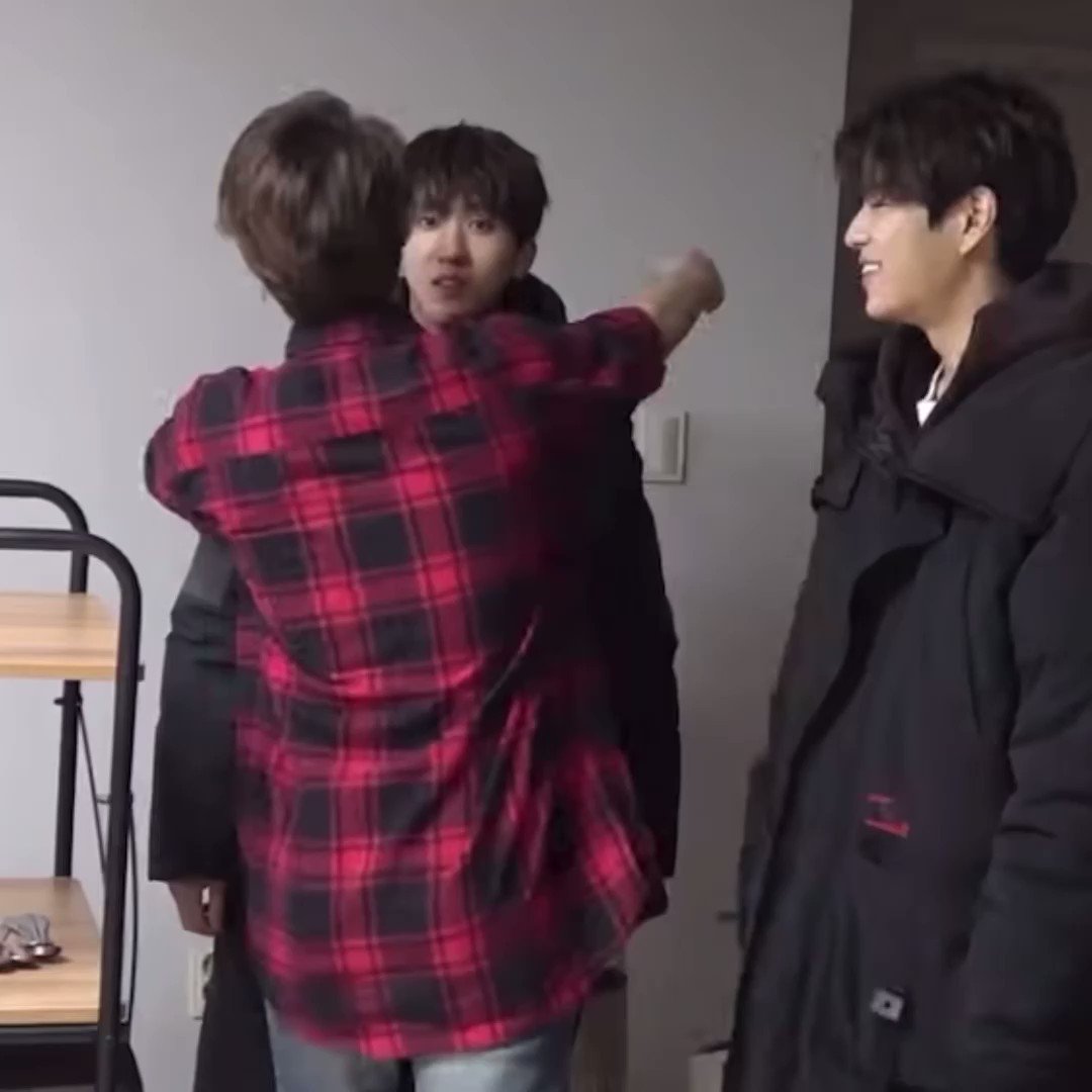 얍 on Twitter: "just lee minho’s hugging his first friend at jyp 🥺🫶🏻"
