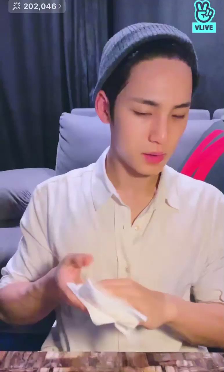 ًskye 🥥 ia until oct on Twitter: "RT @pinkhuistar: “Without make up that man is mid”yeah ok ...