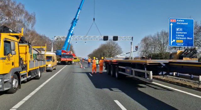 Rijkswaterstaat Verkeersinformatie on Twitter: "Het portaal op de #A67 dat dankzij het ongeluk ...