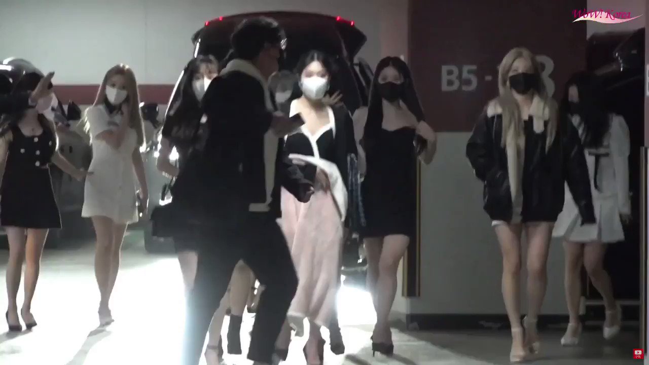 LOONA Press🗞 on Twitter: "[PRESS] 220330 #LOONA on their way to press conference 🔗https://t.co ...