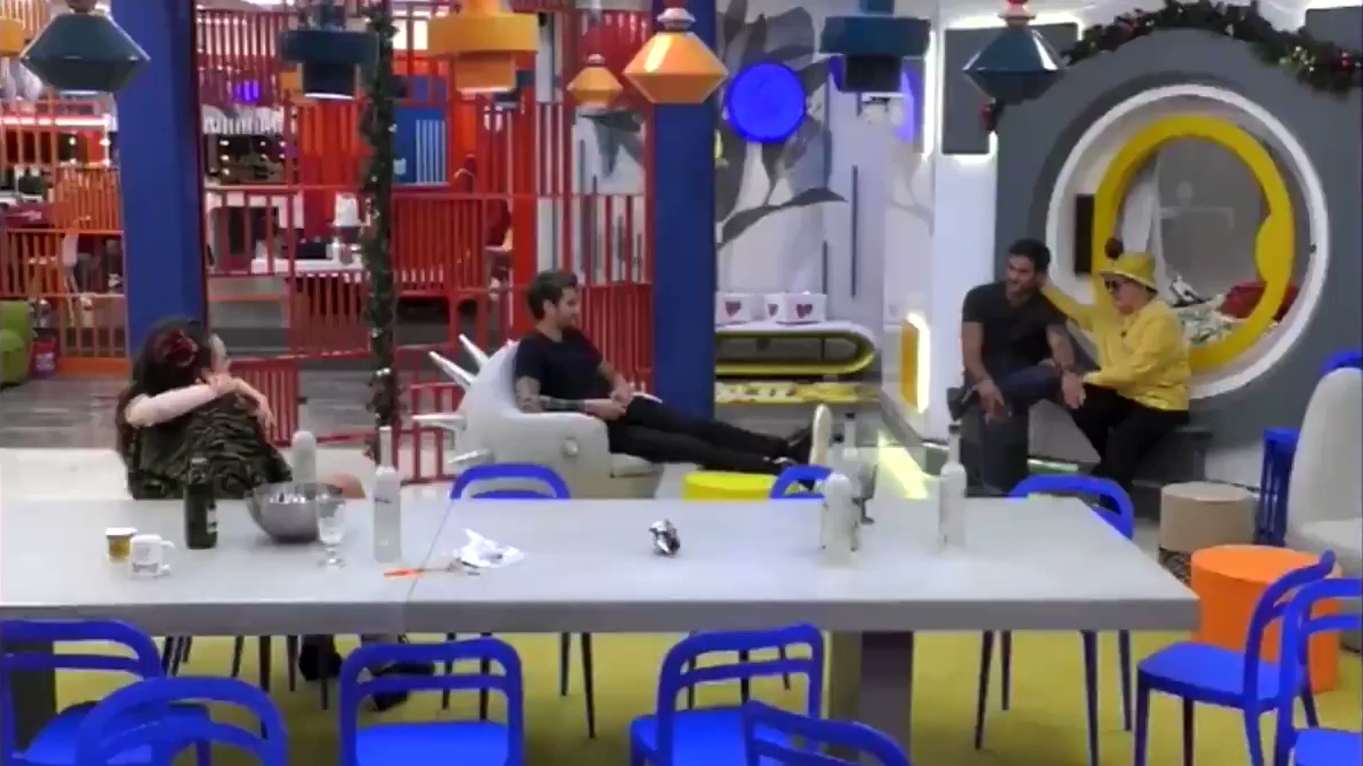 Igloo 🧊 on Twitter: "C: "But, what love's yours, of caresses, right?" R: "A unique love, special ...