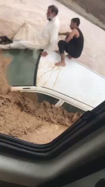 إياد الحمود On Twitter لحظة إنقاذ مقيم باكستاني مسن علقت سيارته في