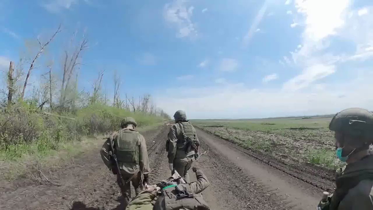 Ucrania. Noticias del otro lado. on Twitter: "Los militares de las Fuerzas Armadas rusas recogen ...