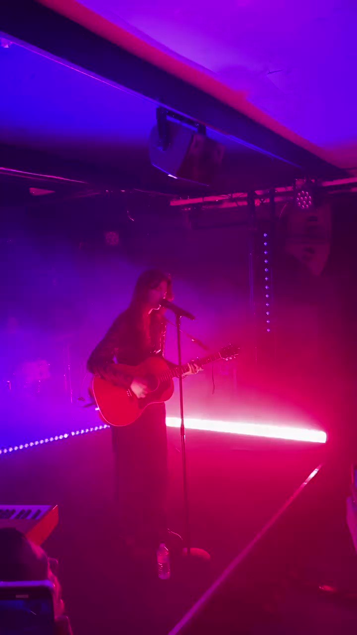 Gracie Abrams Nation Media on Twitter: "Gracie performing “Block me out” tonight in Leeds, UK ...