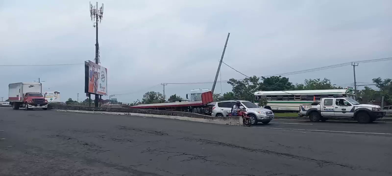 La Prensa Gráfica On Twitter Tráficosv Accidente De Una Rastra En