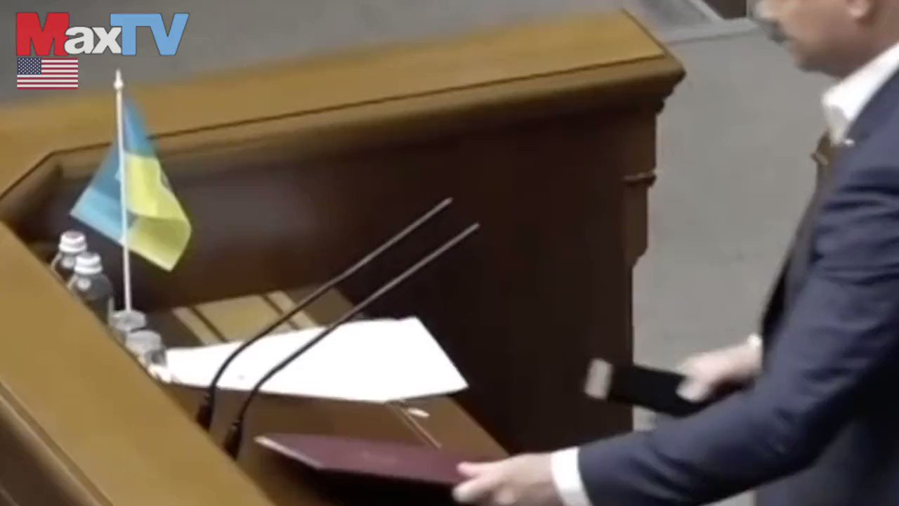 maxkolonko on Twitter: " Brak polskiej flagi na mównicy Wrogie spojrzenia Fałszywe uściski ...