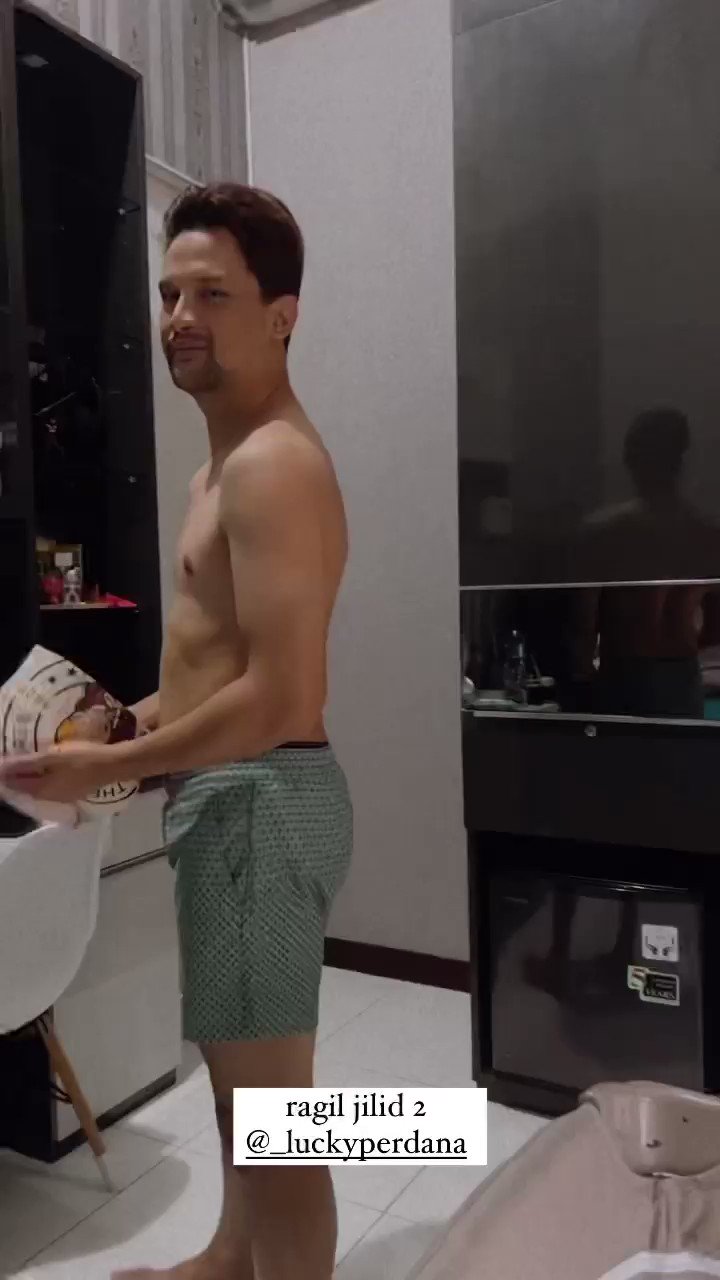 MRVVIP on Twitter: "Lucky Perdana spotted shirtless at home. #selebwatch https://t.co/qHg5FKjP1C ...