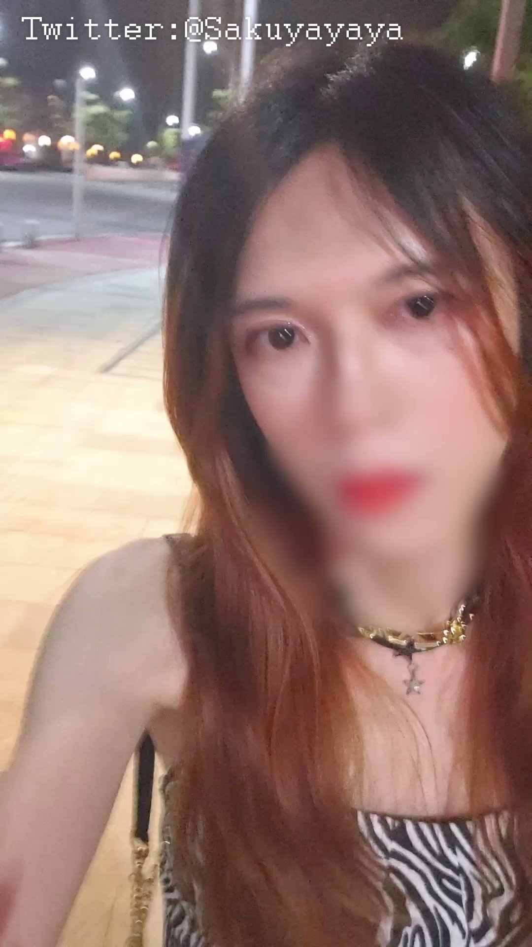 朔夜 On Twitter 凌晨的街上真有意思捏，见到一个直接躺路中间一动不动的，估计喝醉的。睡长椅的也见到一个。还有大声外放着一路向北的