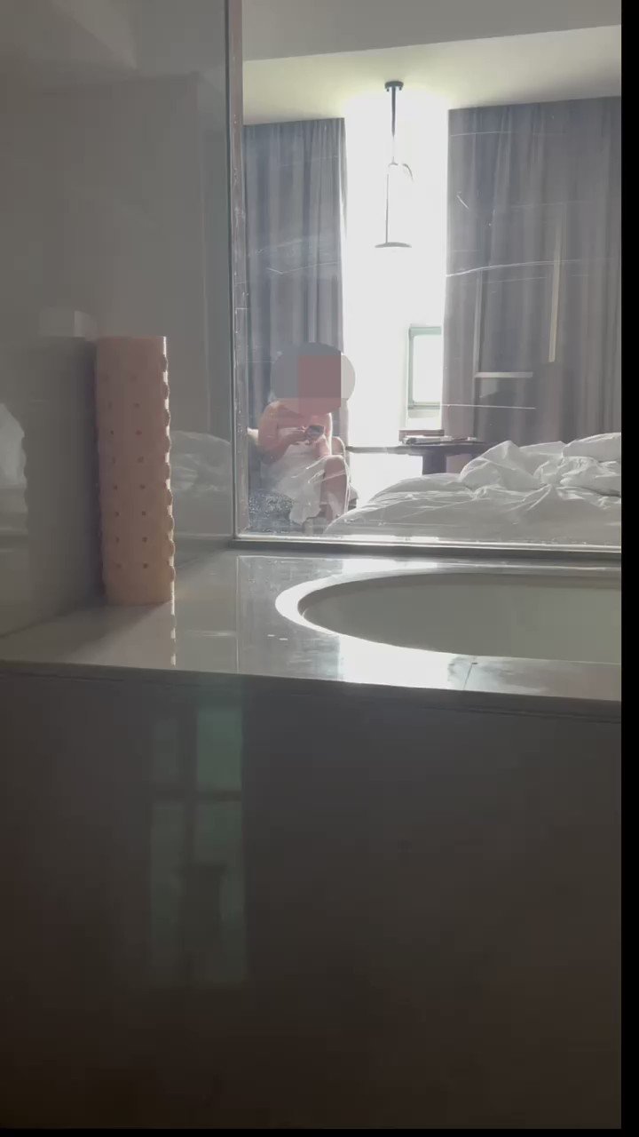 大胖橘 On Twitter 临时发现没有套套，于是女儿喊跑腿买了送过来，到房间以后女儿付钱时候故意毛巾脱落下来，跑腿小哥眼睛直接直了，女儿问他想不想摸摸奶子，他飞快跑了，哈哈