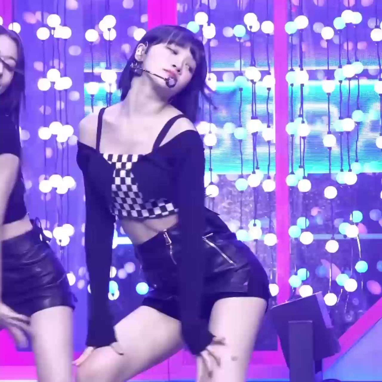 chaewon loops on Twitter: "fearless era chaewon, you did well https://t.co/oEFFH9NXIr" / Twitter