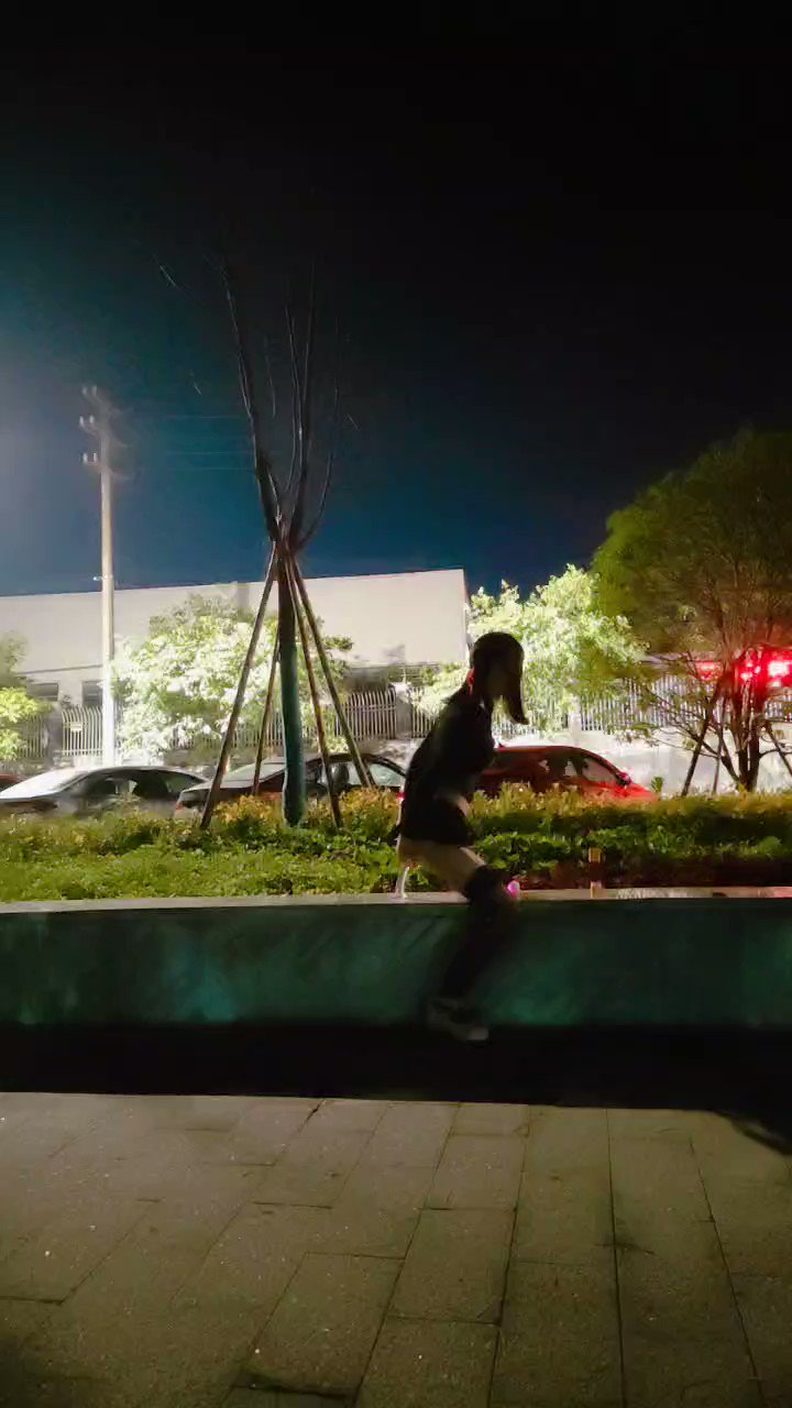 布嘟嘟噜酱~要好好努力营业哦 On Twitter 路边的小公园用水晶棒棒自慰小肉穴 好舒服好刺激~ 被粗粗的大肉棒插的忍不住的呻吟着，小