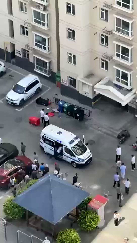 赵兰健 On Twitter 兰州,润翠园小区。警察和居委会逼着业主去隔离,费用每天500。逼急了,主人跳楼了。孩子还在上学中。难。难。难。很多邻居都有同感,现实就是这么残酷,哭也没用