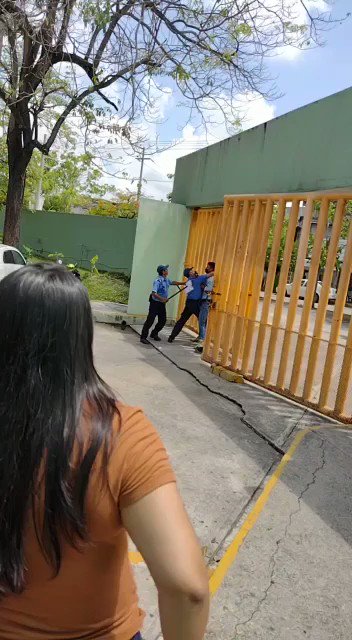 Captan pelea entre guardia de seguridad y alumno (VIDEO) Captan pelea entre guardia de seguridad y alumno (VIDEO)