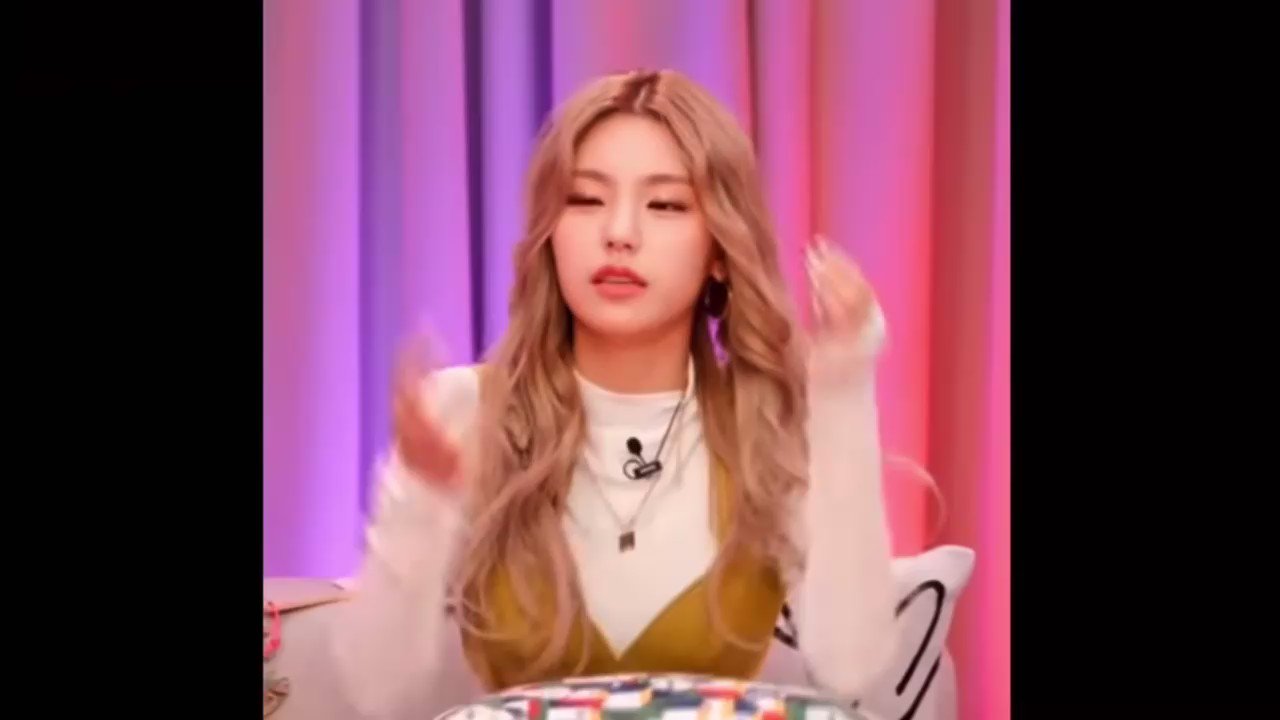 timi ≷ on Twitter: "leader mode yeji is so scary but so addractive at the same time 😳😣 🔗 https ...