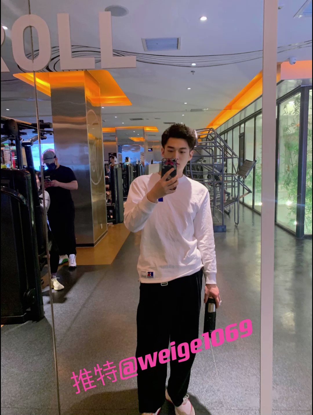 小灵鹿🦌 On Twitter 正装精致小帅哥 特别火的一部,小帅哥去见兄弟,聊着聊着,听说兄弟几把大,忍不住就开始吃兄弟几把 兄弟几把又大又直,还换上双丁裤被艹,各种姿势 完整版11分钟