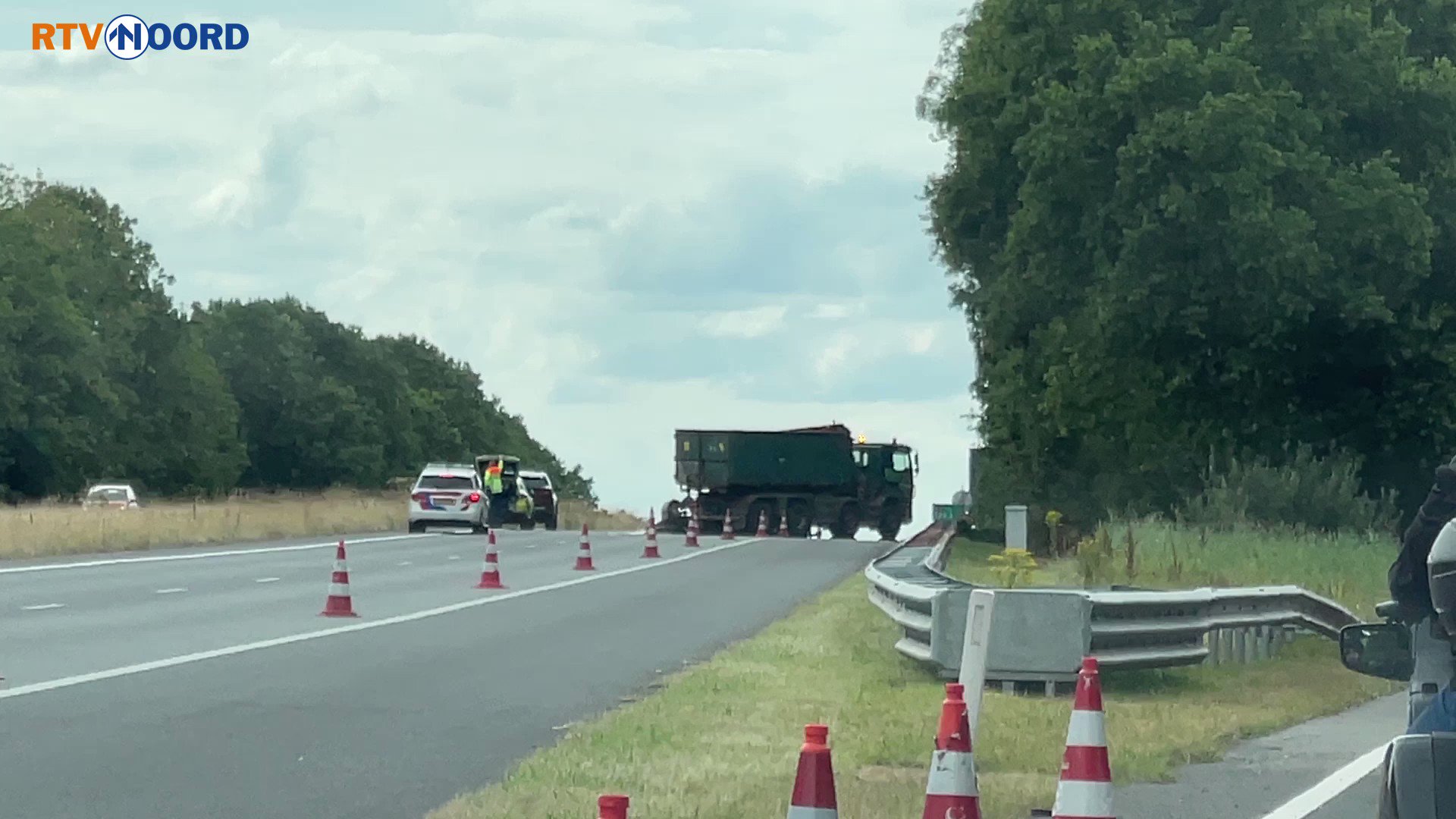 RTV Noord on Twitter: "Het afval dat op de A7 ligt, zo'n honderd meter voor de afslag naar Leek ...