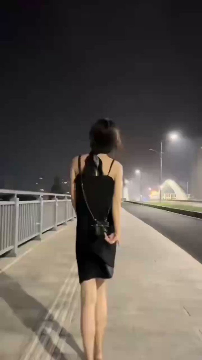 脱下鞋子走路， 才知地面温度 摘下面具做人， 感知人间冷暖。 网络国赵无界 Zhaoworld 