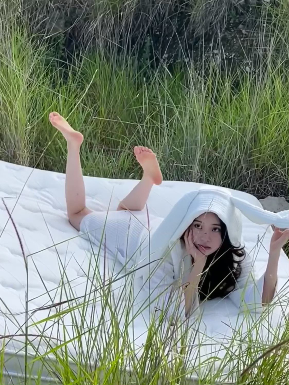 ntrwang on Twitter: "#欧阳娜娜 #裸足 过年了！过年了！这组封面照、简直是！ 不知道是谁策划的这组拍摄、太棒了！哈哈哈！是足控们最好的节日礼物！🎁 甭管这个那个的、节日 ...