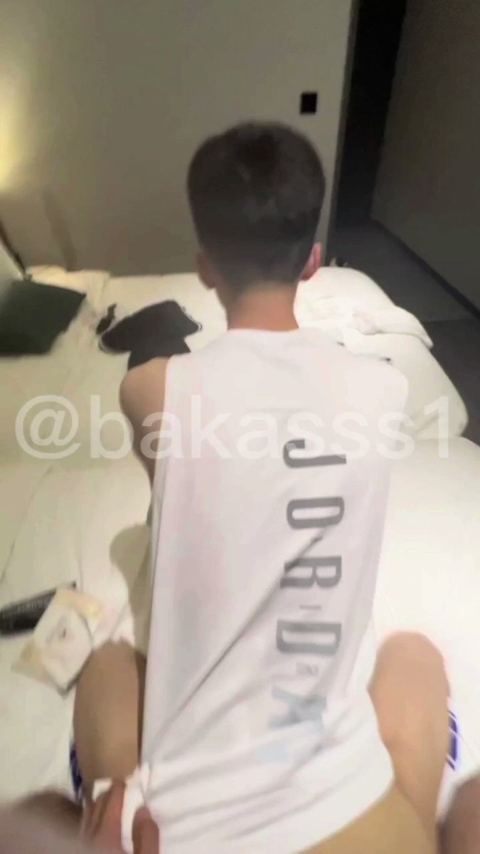 【和黑皮哥哥后续】 舔脚爽完,趴到床上 最喜欢的后入姿势跟黑皮哥哥的肉体结合 在叫一声声 爸爸”的时候又流水了 Gay Page 1
