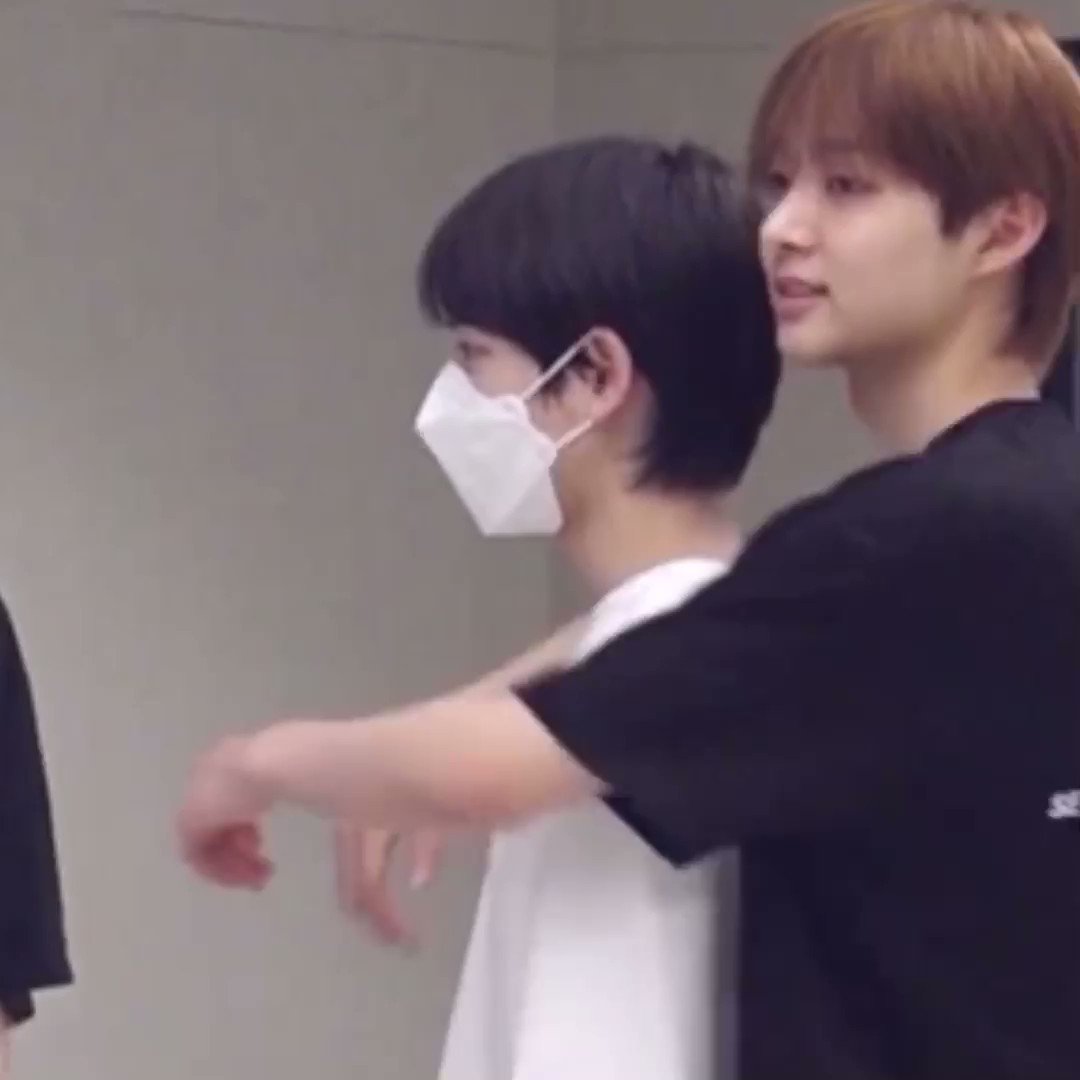 jiu! on Twitter: "a footage of euijoo recharging himself at the harua free hugs station https ...