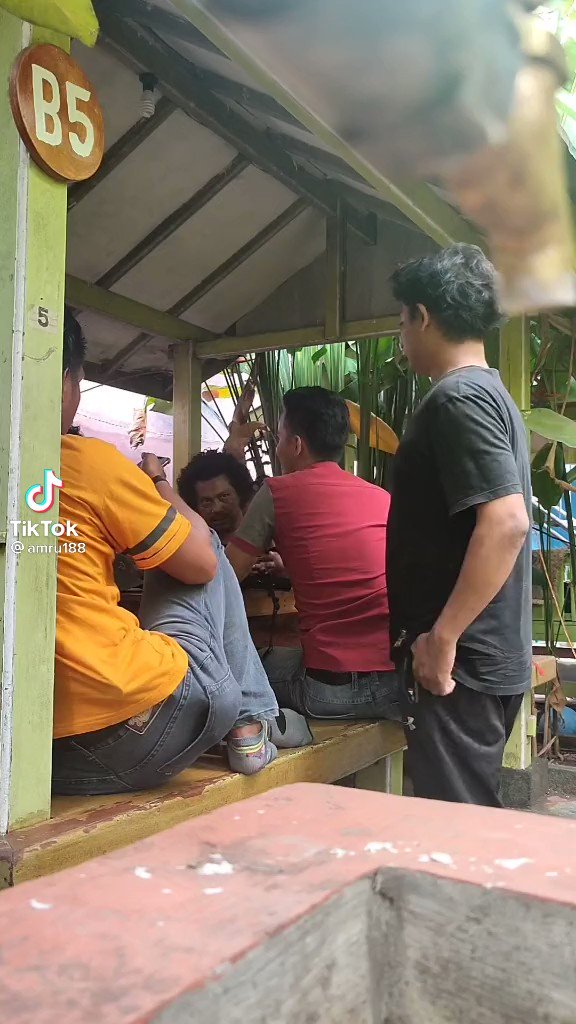 No Context Bapack-Backpack on Twitter: "Biasanya teman yang asik di tongkrongan itu toxic ...