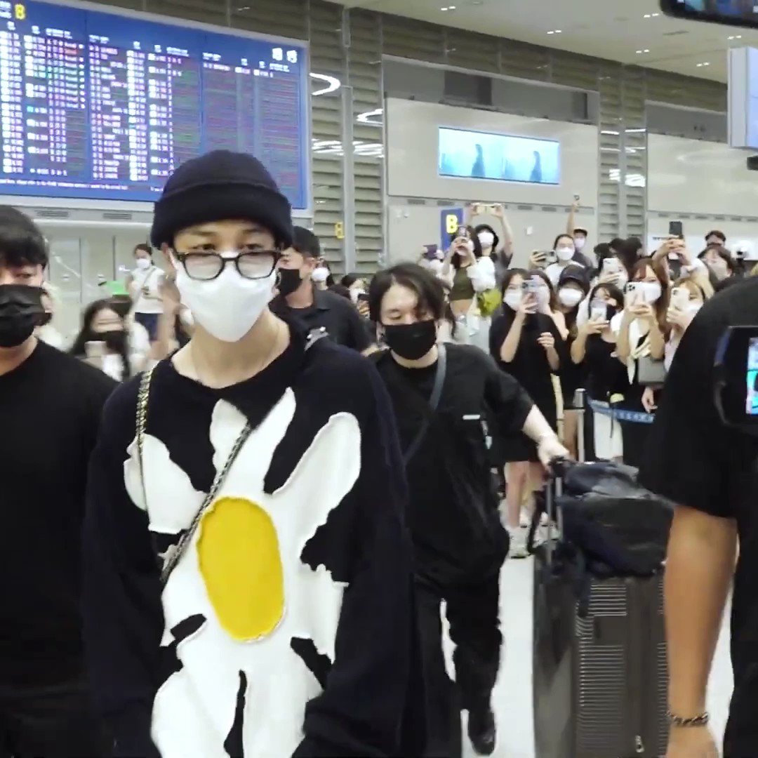 GLISTEN on Twitter: "🫰 #지민 #JIMIN @BTS_twt https://t.co/vYnI69jvGD" / Twitter