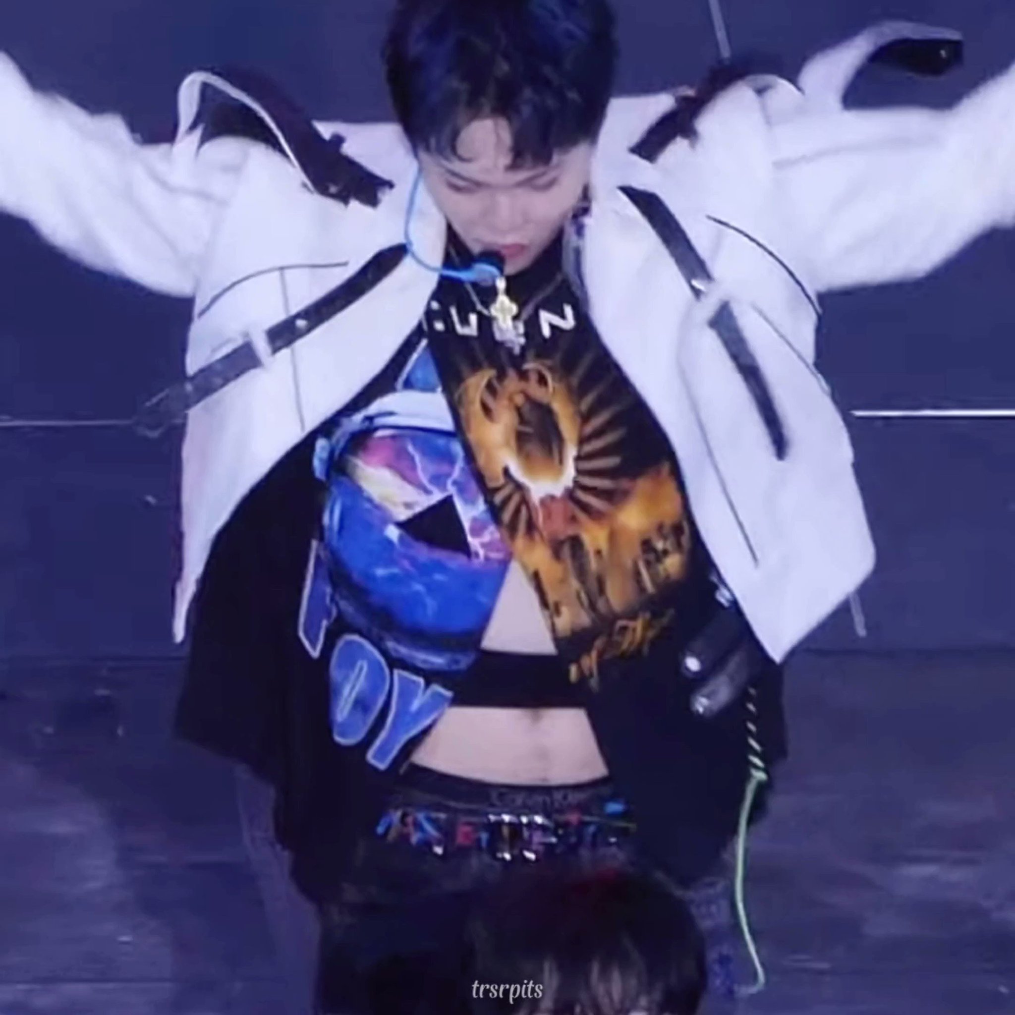 x on Twitter: "Doyoung's happy trails is real guys and so hairy #Treasure #Tummy #abs https://t ...