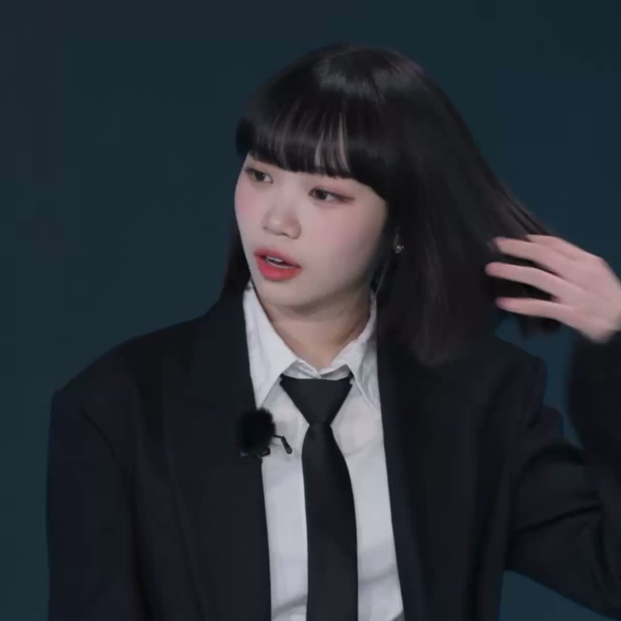 chaewon loops on Twitter: "chaewon in a suit that’s the tweet https://t.co/esZhKZSpQf" / Twitter