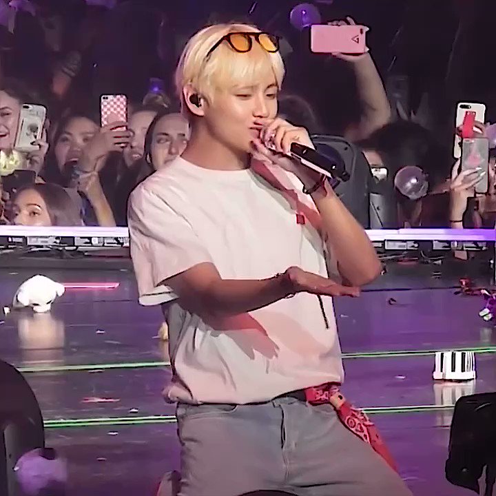 random taehyung things on Twitter: "taehyung drawing hearts and pushing them at army https://t ...