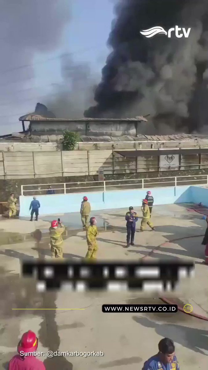 RTV on Twitter: "RT @lensaRTV: Kebakaran menghanguskan pabrik aluminium foil di Cicadas, Gunung ...